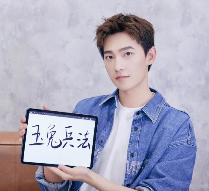 Yang Yang has birthday photos at zero o'clock, the space theme is super ...