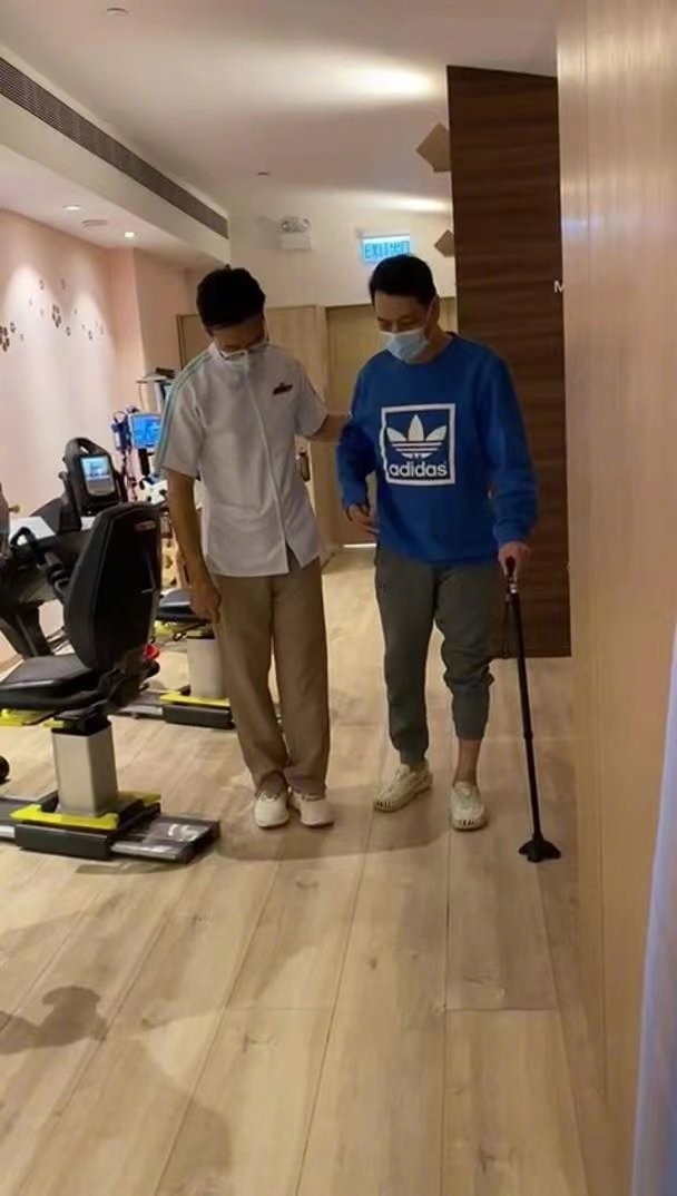 Li Jianren made his first appearance after a stroke. He is the flower ...