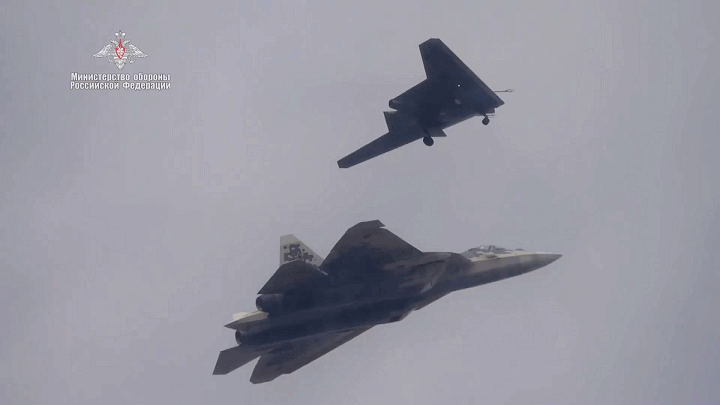 Russian Su-57 and "loyal wingman" coordinated training, how far is the ...