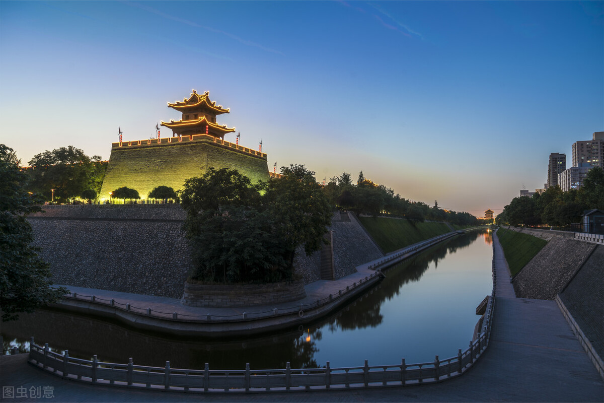 Du Fu missed his wife in the moonlight night, and wrote the first ...