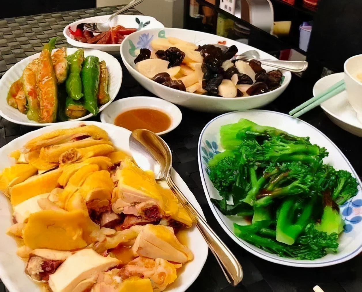 Myolie Hu took photos of her mother-in-law with her baby. Li Yiting was ...