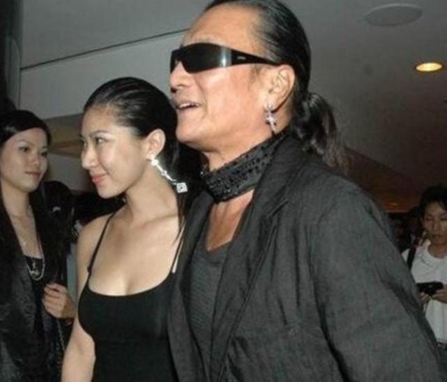 84-year-old Xie Xian is in good spirits, was kissed on the cheek by Faye Wong's best friend, and ...