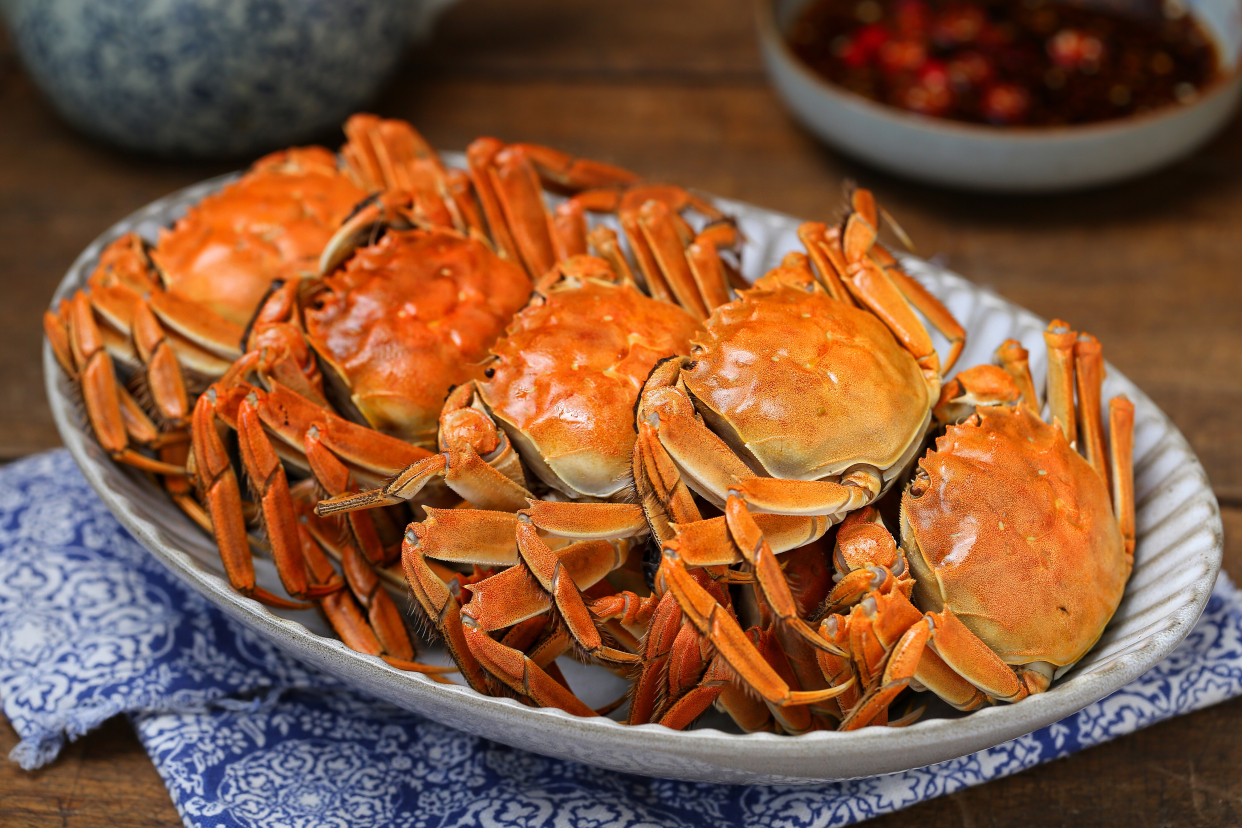 In the golden autumn and September, the crab is fat, and the steaming ...