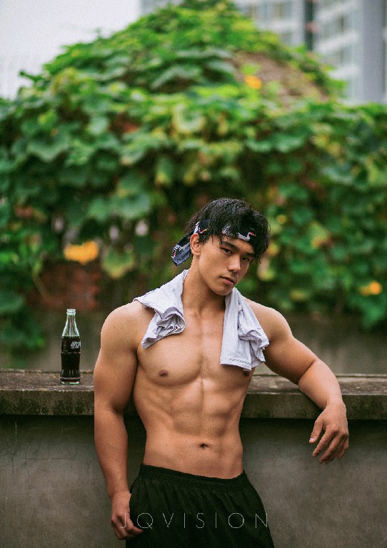 Brother Sunshine Zeng Haoran: Have a nice day alone - iNEWS