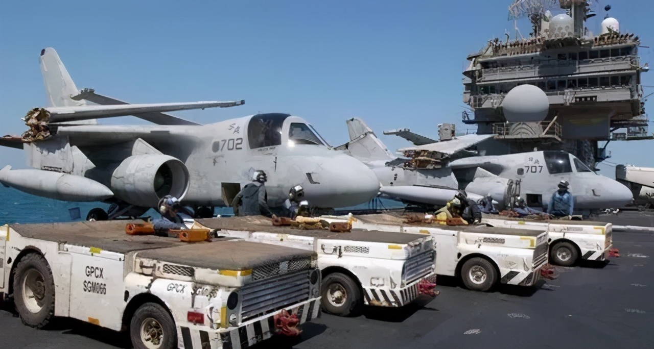 This small car on the aircraft carrier is not good looking, only three ...