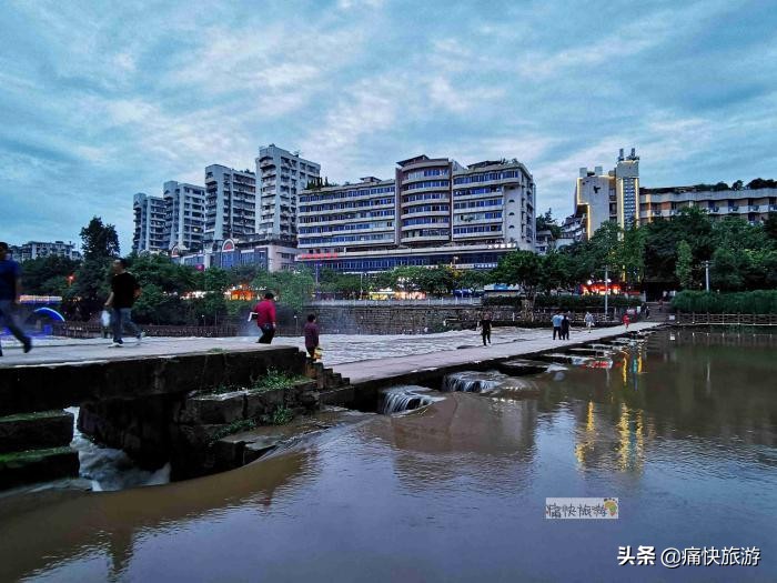 Walking in Zigong: Ink Danqing version of Gongjing Pingqiao Waterfall ...