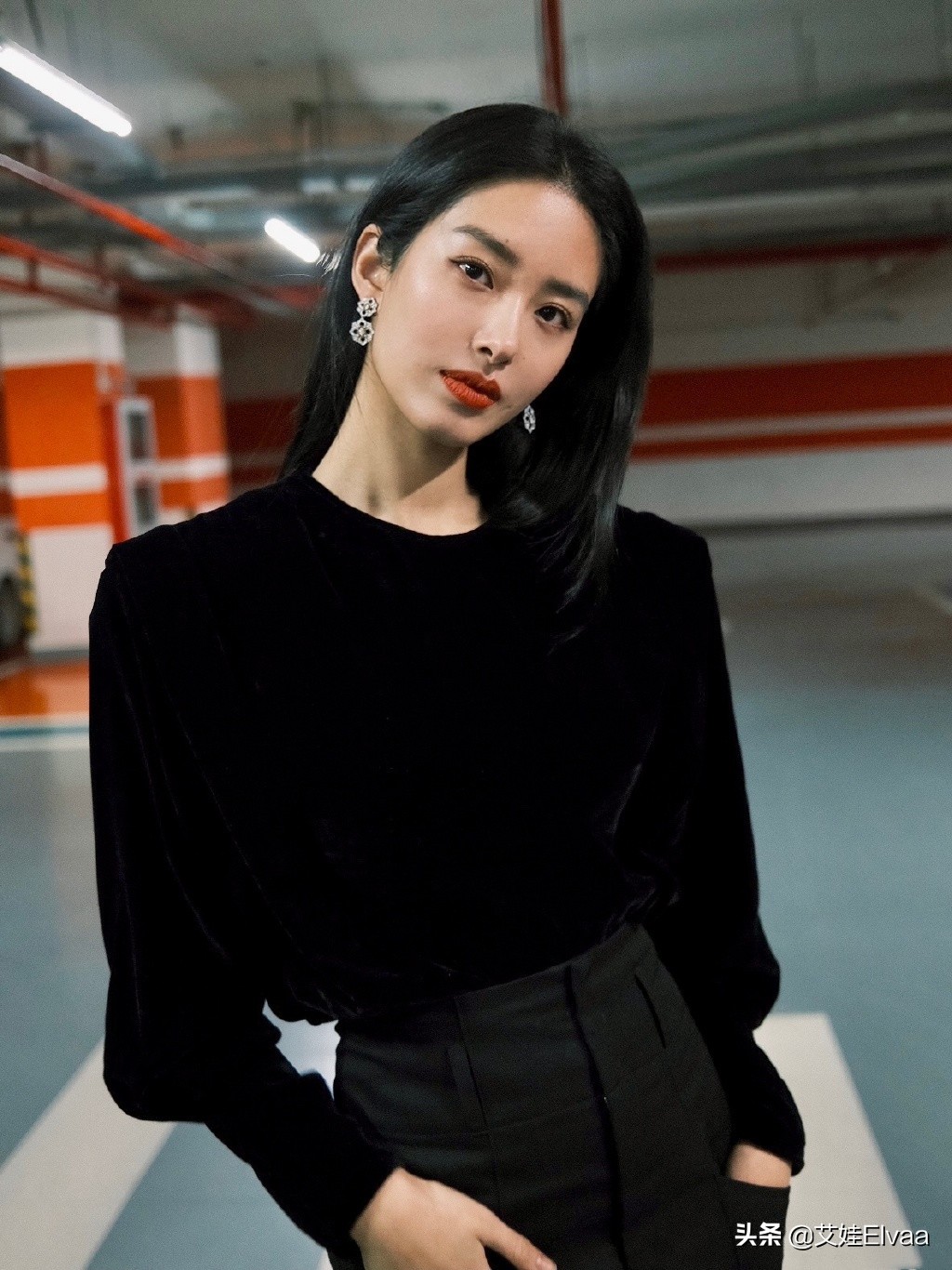 Yang Caiyu walks in the garage, wearing long-sleeved "awl boots" with ...
