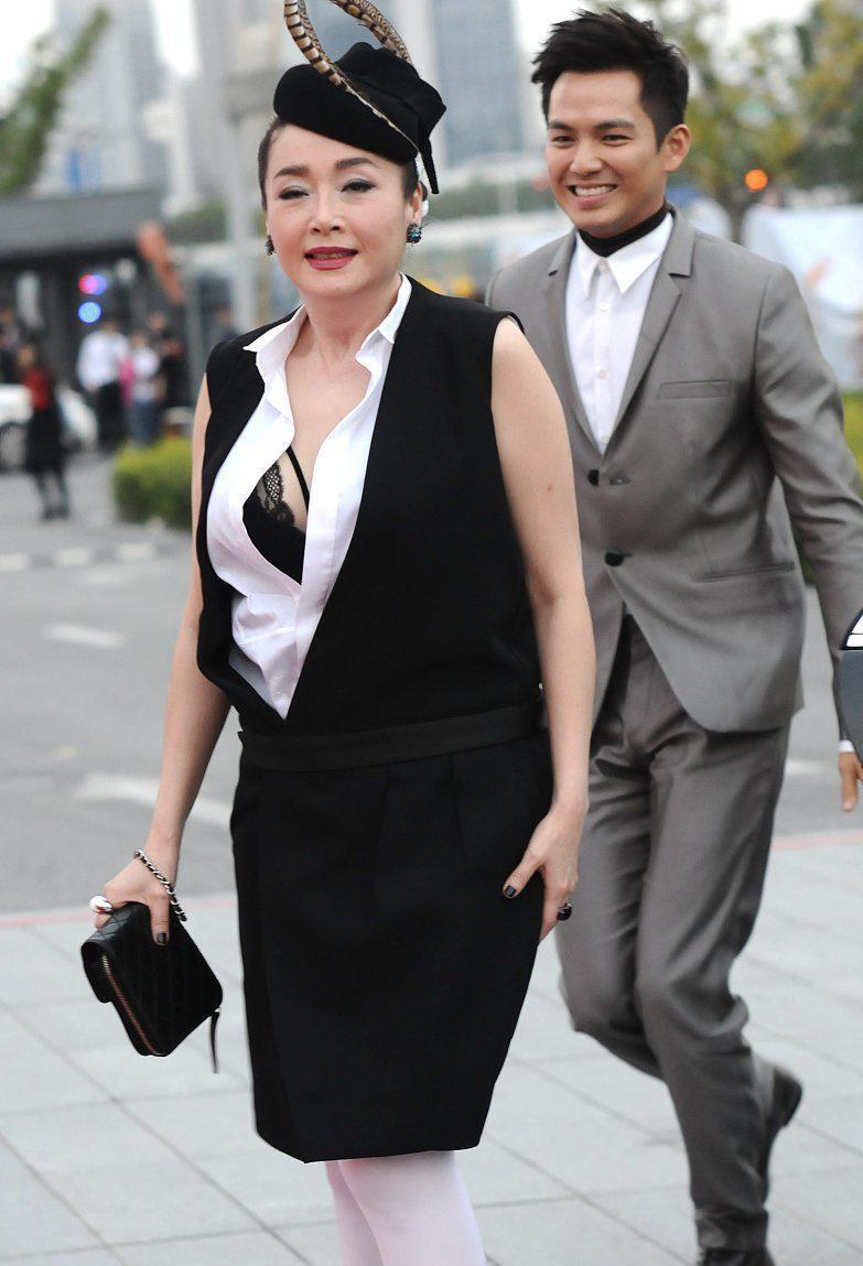 The 62-year-old Tian Niu really dared to wear it, with a shirt in her ...