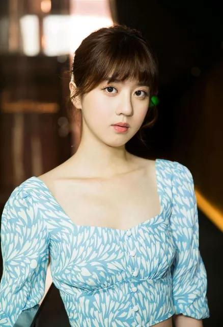 Like a flower like a jade, the young and beautiful Li Kaixin - iNEWS