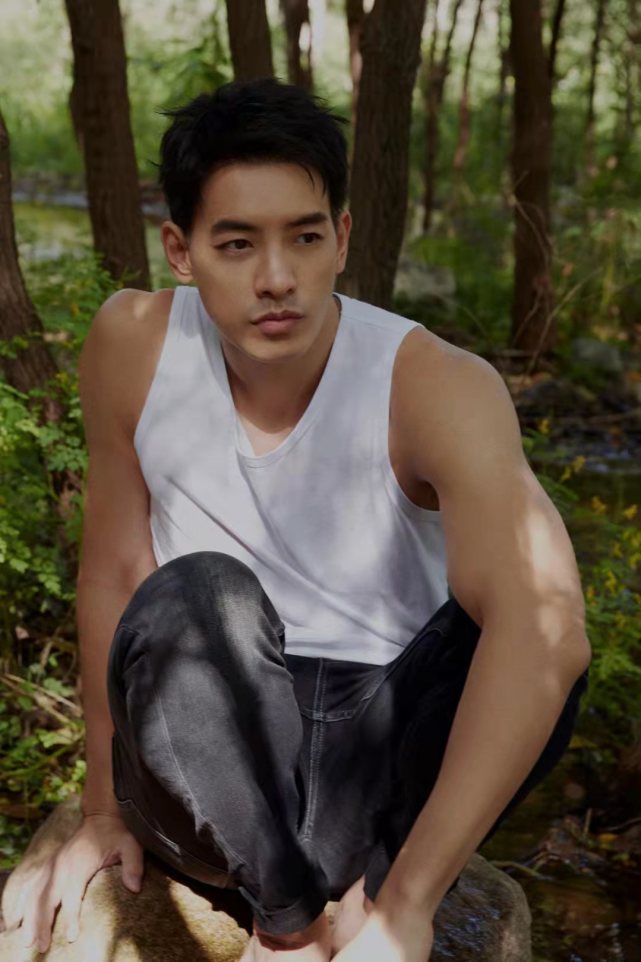 Huang Li's latest photo exposure is chic and casual, showing the charm ...