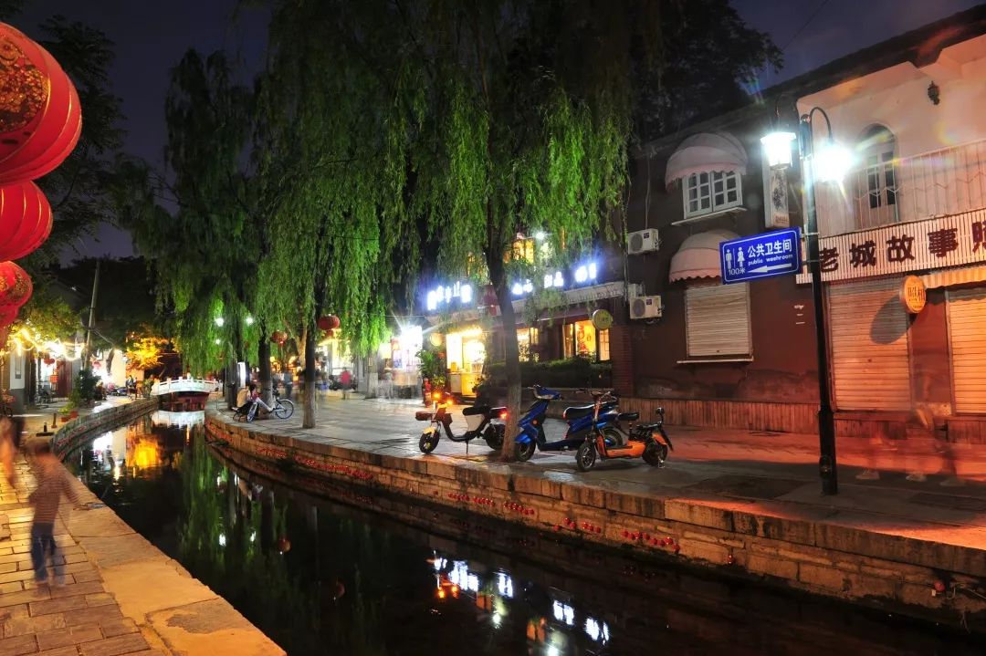 There is a "Qushuiting Street" in Jinan, with winding water, which has ...