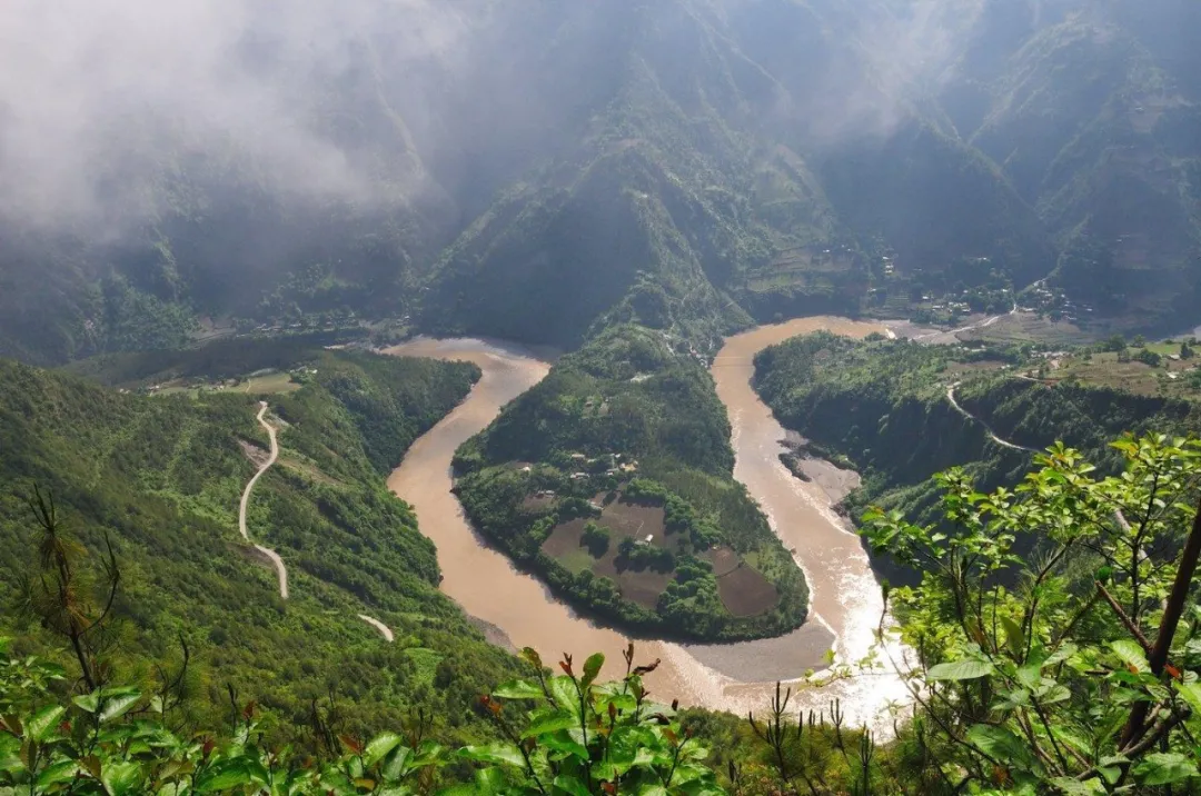 Crossing the Da Hengduan Mountains, across the three parallel rivers ...
