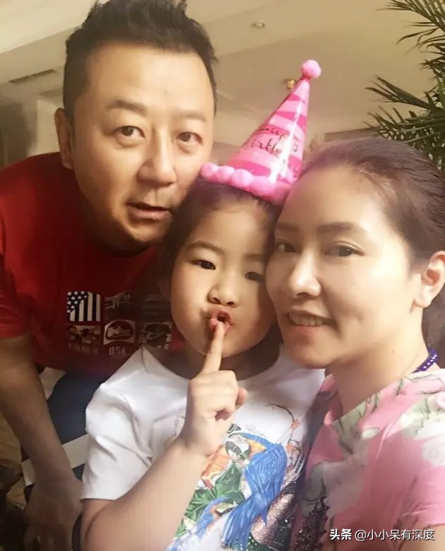 A recent photo of Guo Tao and his wife, Li Ran happily lying in Guo Tao ...