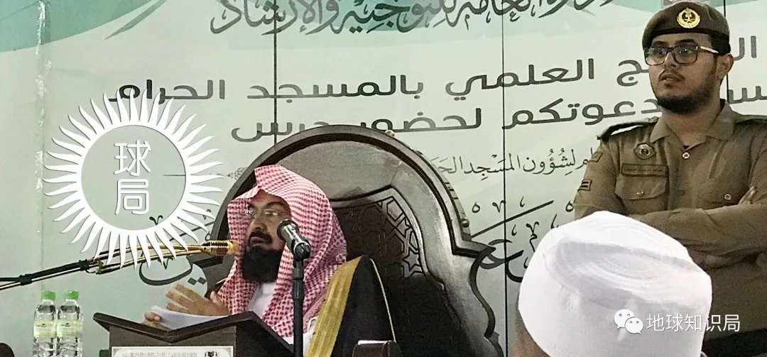 Saudi religious police, covering the sky with only one hand - iNEWS