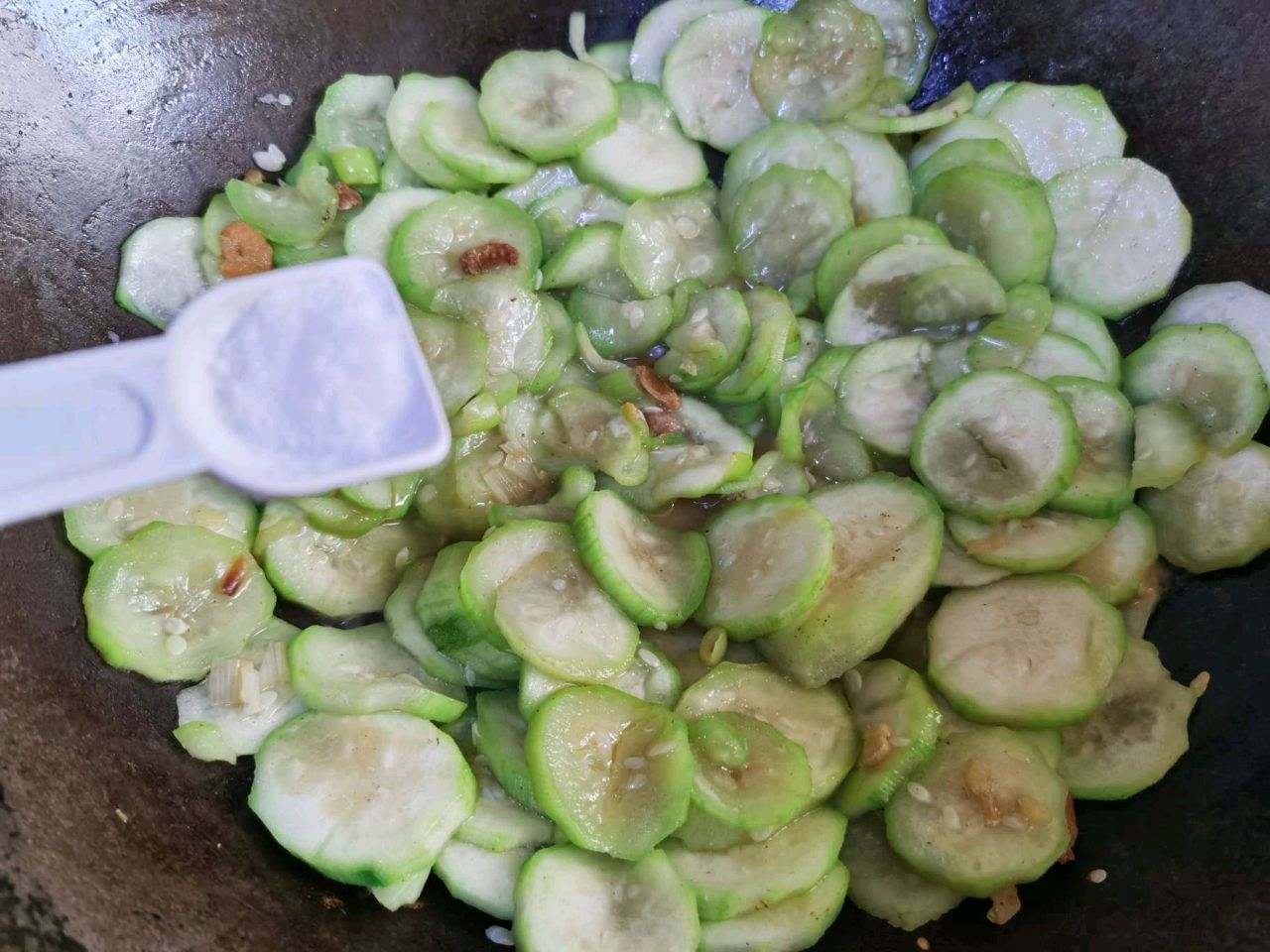 Stir-fried loofah that is more delicious than meat, with sufficient ...