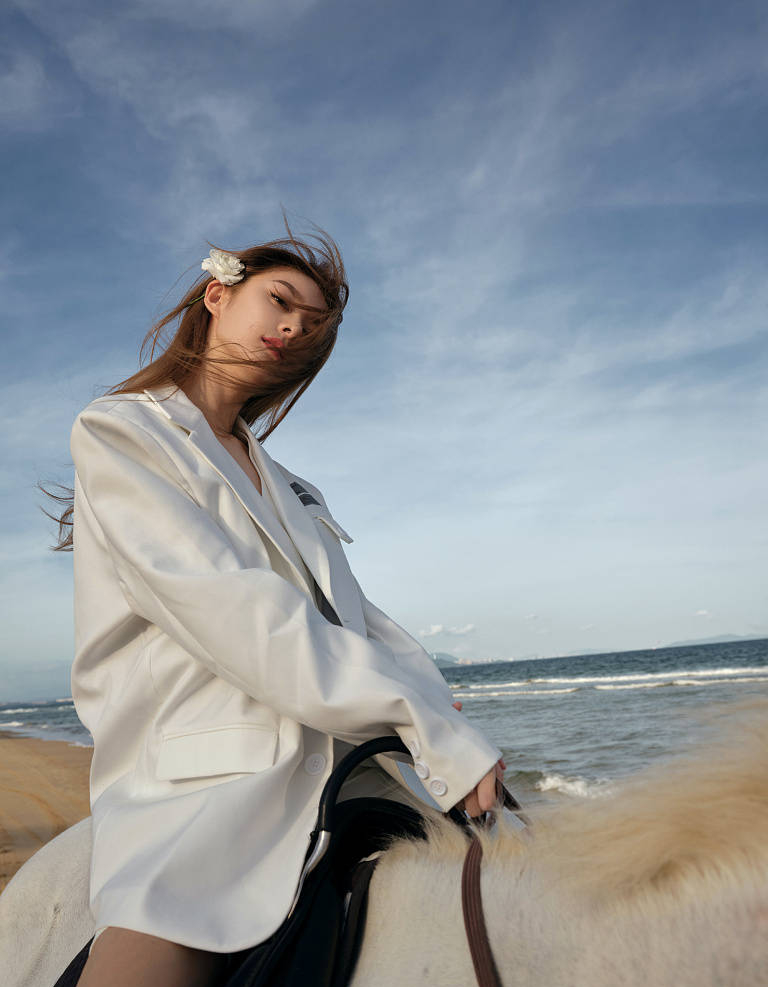 Fu Jing's portrait on the beach is beautiful and rusty, wearing a white ...