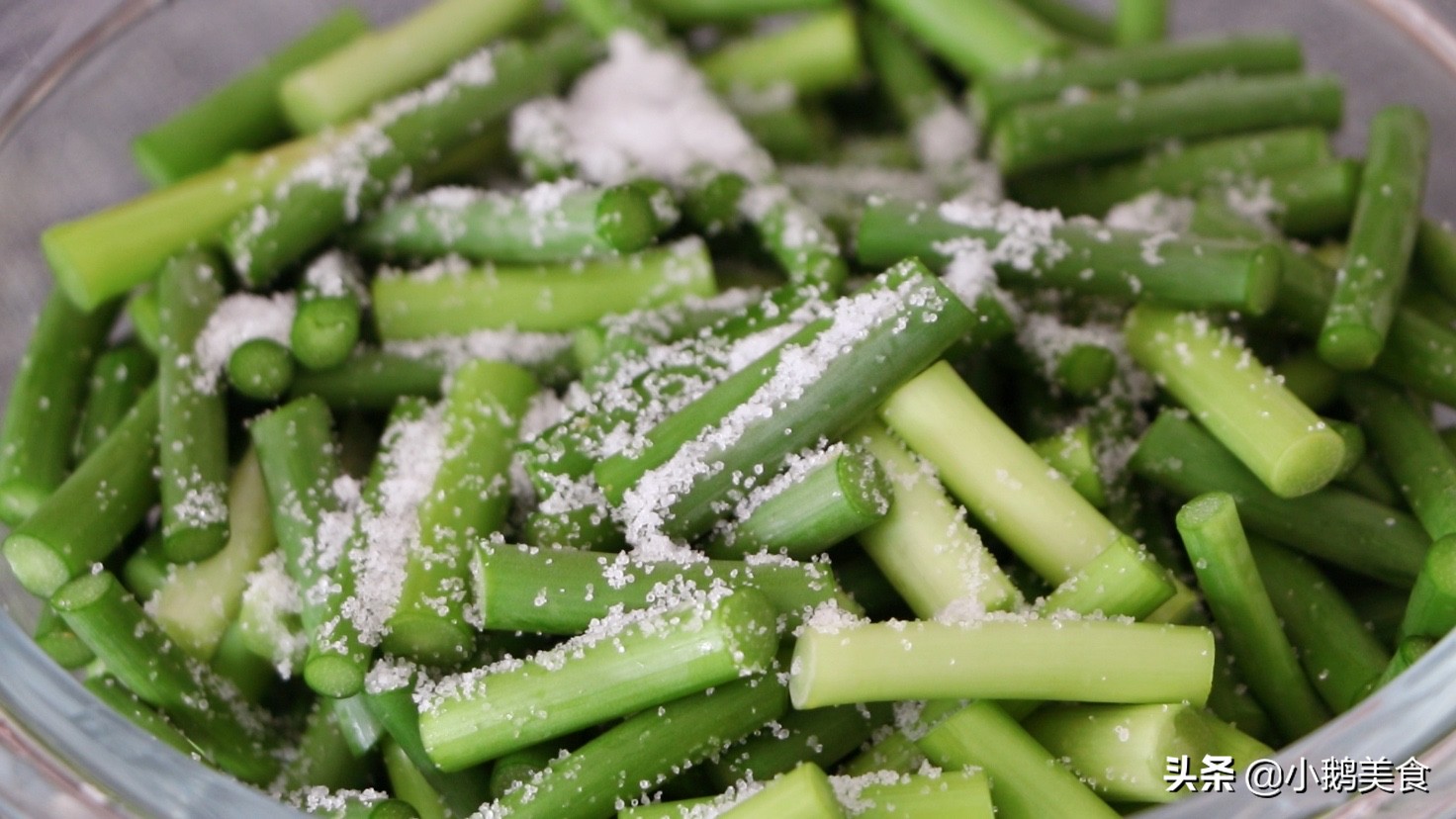 When frying the garlic moss, it is best not to cut it directly and fry ...