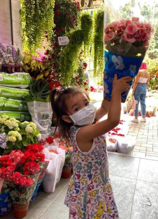 Guo Jingjing reunited with her family?Shows Huo Zhongyan diving, looks ...