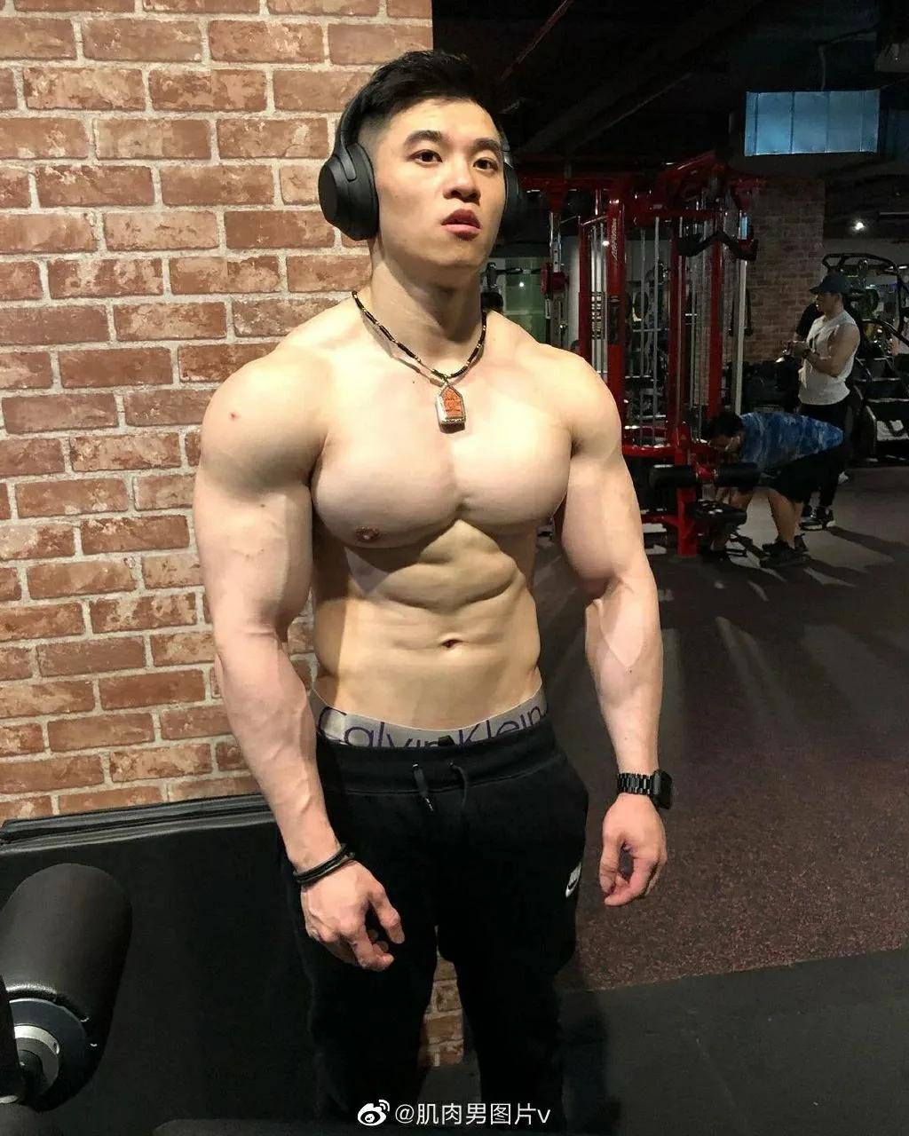 Taipei bodybuilding star Ye Chongyong - iNEWS