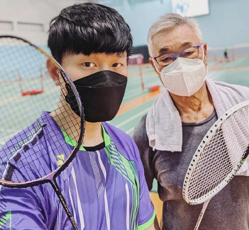 JJ Lin took a photo with his father playing basketball. The facial ...