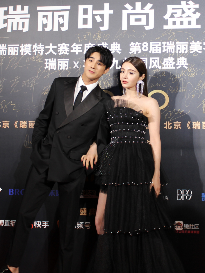 Ruili Fashion Ceremony Picture: Li Xi Ruixiu backs Wei Ya with her legs ...