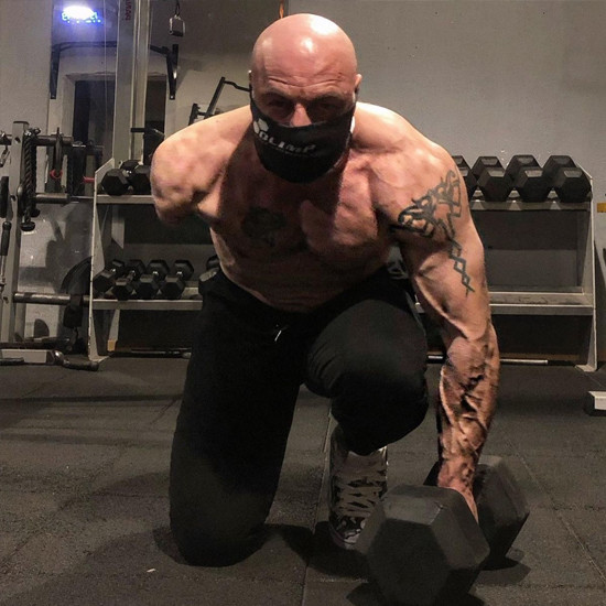 One-armed "muscle" 46-year-old still maintains a perfect body ...