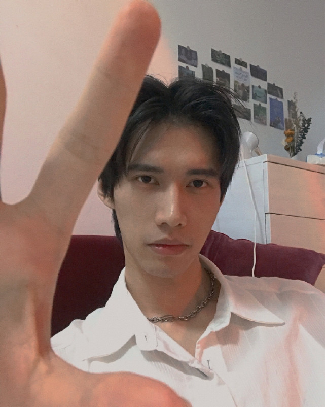 Love quickly?Zhou Yangqing and 6-year-old Chen Ruifeng joined hands to ...