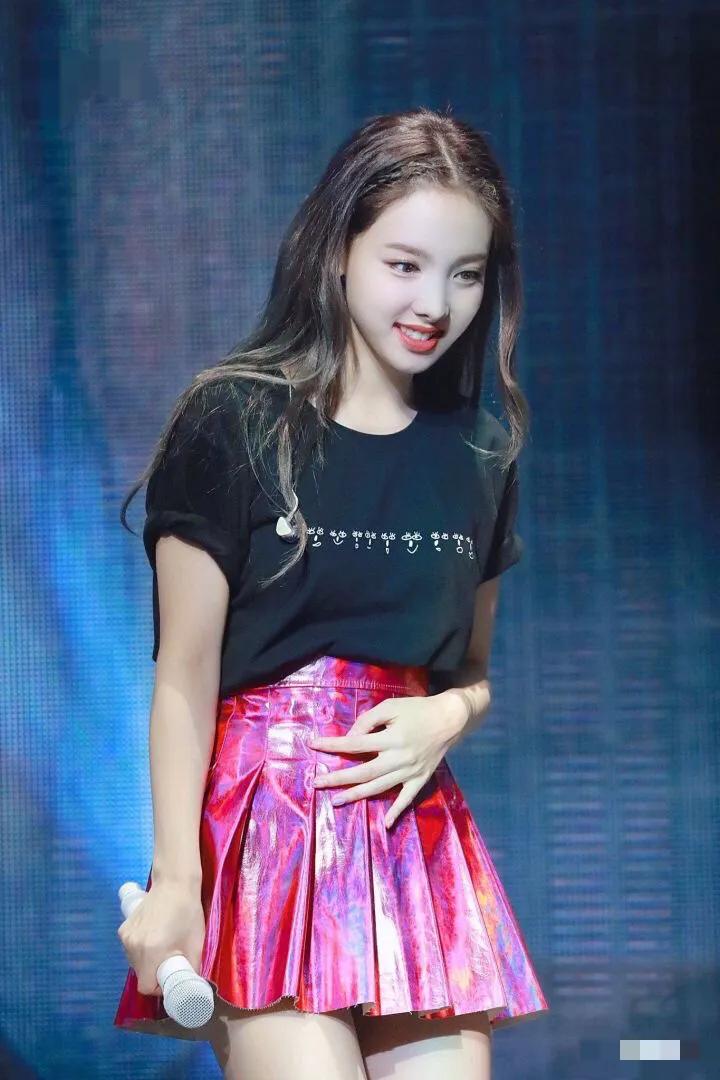 South Korean girl group TWICE, Lin Nayeon - iNEWS