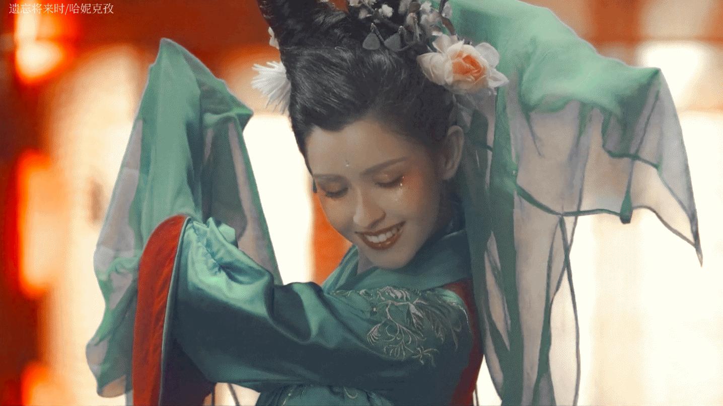 Xinjiang beauty Hanikezi's "One Dream of Dunhuang" became famous in one ...