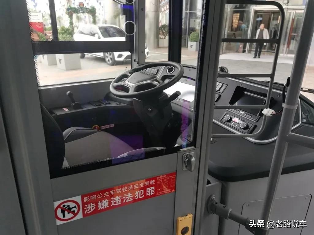 Yutong Black King Kong shuttles on the streets of the city-Yuwei U10 ...