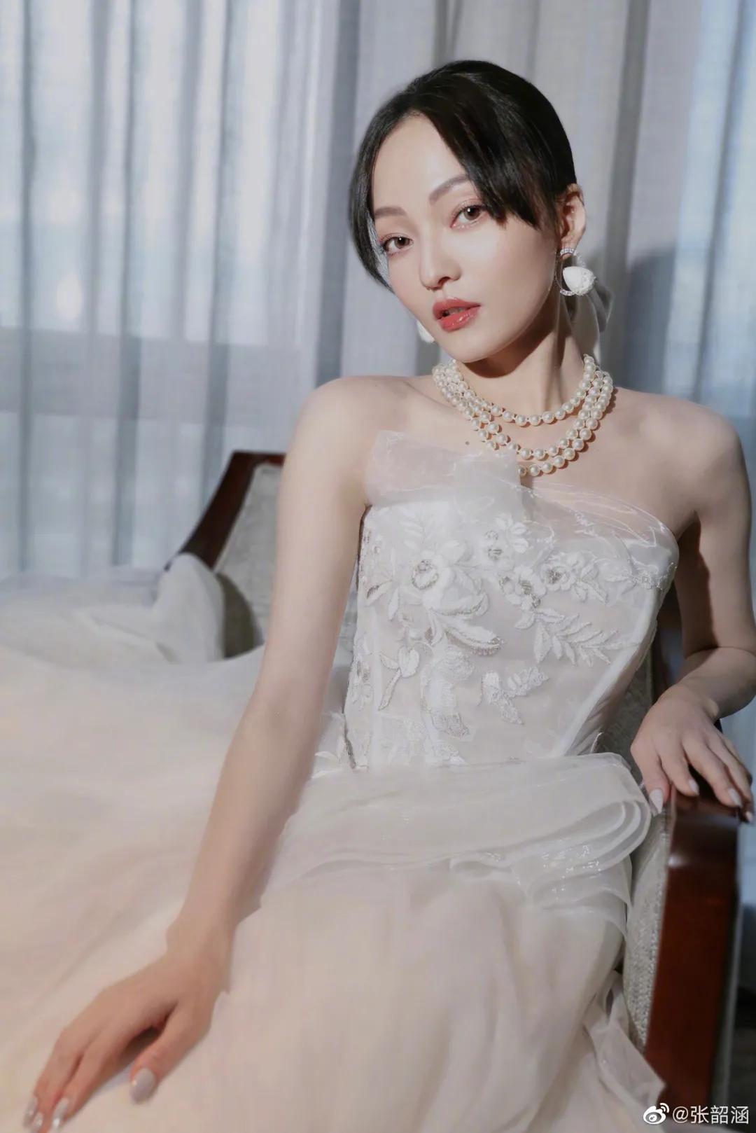 How beautiful is Li Jiaqi's mouth after being blown by Zhao Liying? - iNEWS