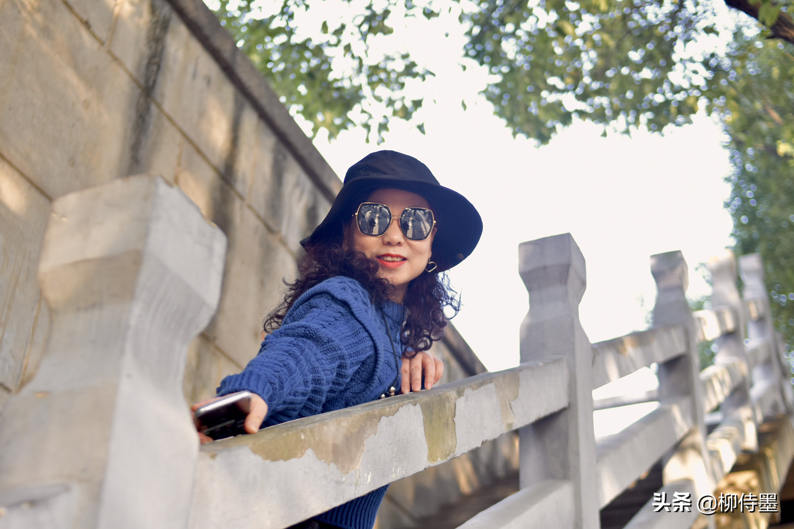 To take photos of elegant and graceful ladies, choose a good background ...