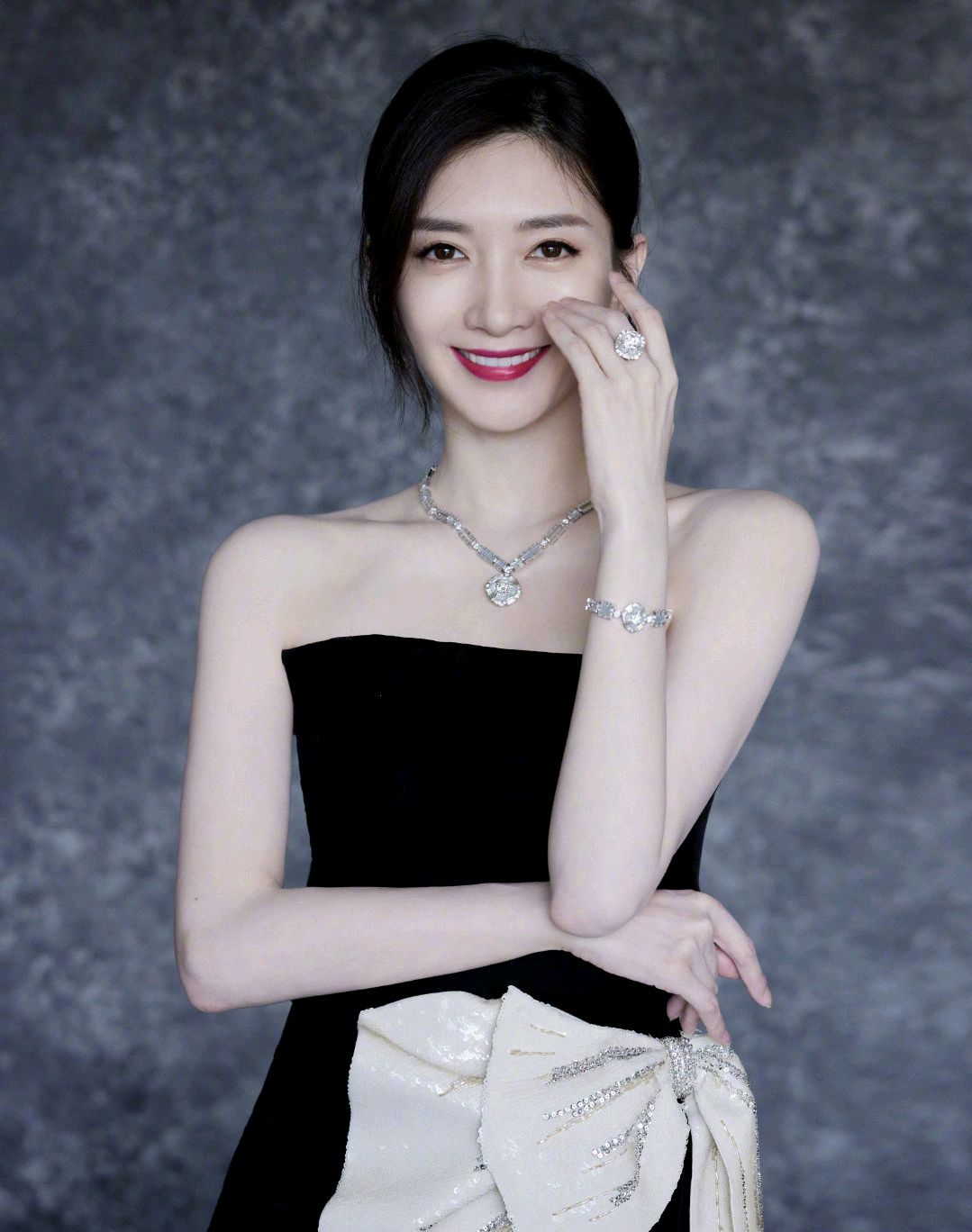 Jiang Shuying brought a black dress on fire, designed to show off his ...