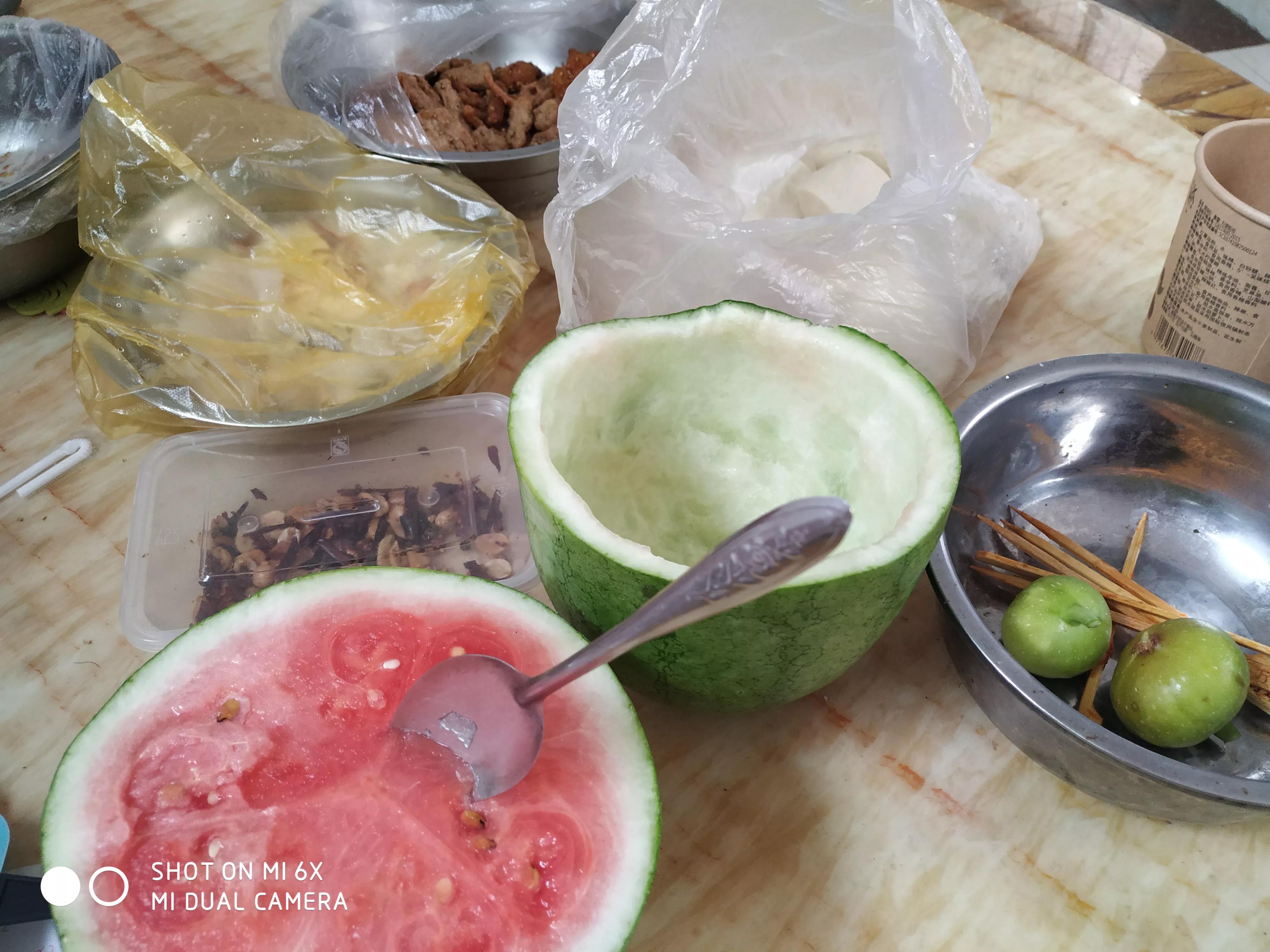 Which way to eat watermelon is more civilized and more affordable? - iNEWS