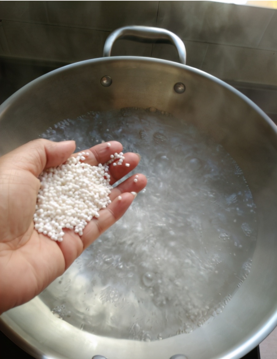 To boil sago, use cold water or boiled water?This step is very ...
