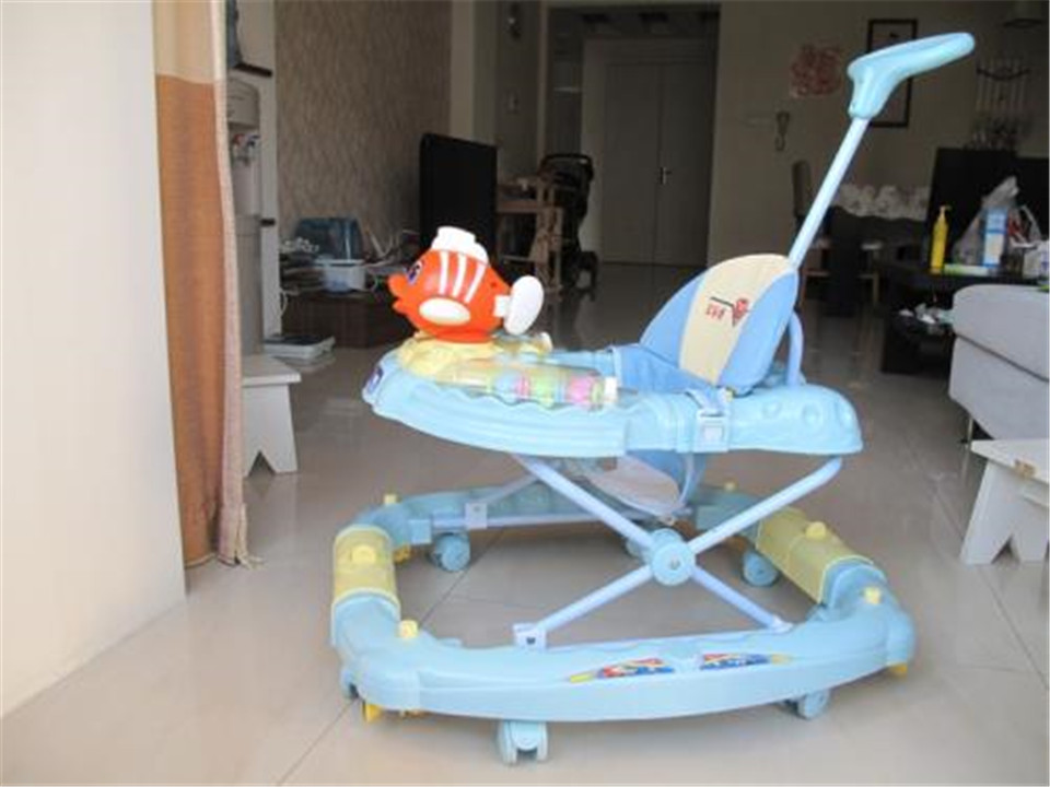 Dad made his own "chicken cage walker". Although the result is funny ...