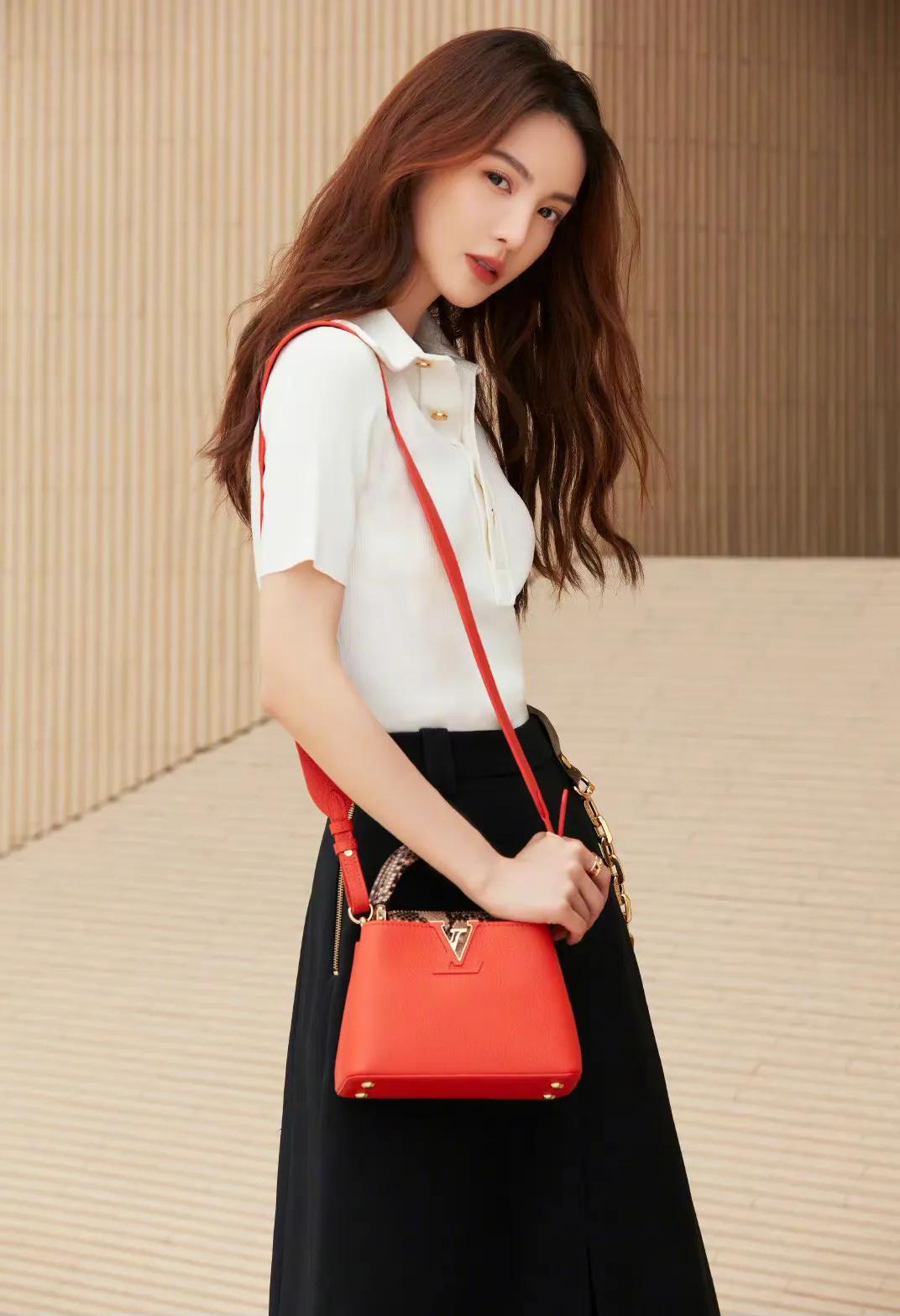 Jin Chen Yao Chen Zhong Chuxi demonstrates how to wear LV Capucines ...