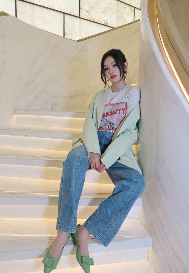 Lin Yun's private photos show her "cream legs" in three-quarter pants ...