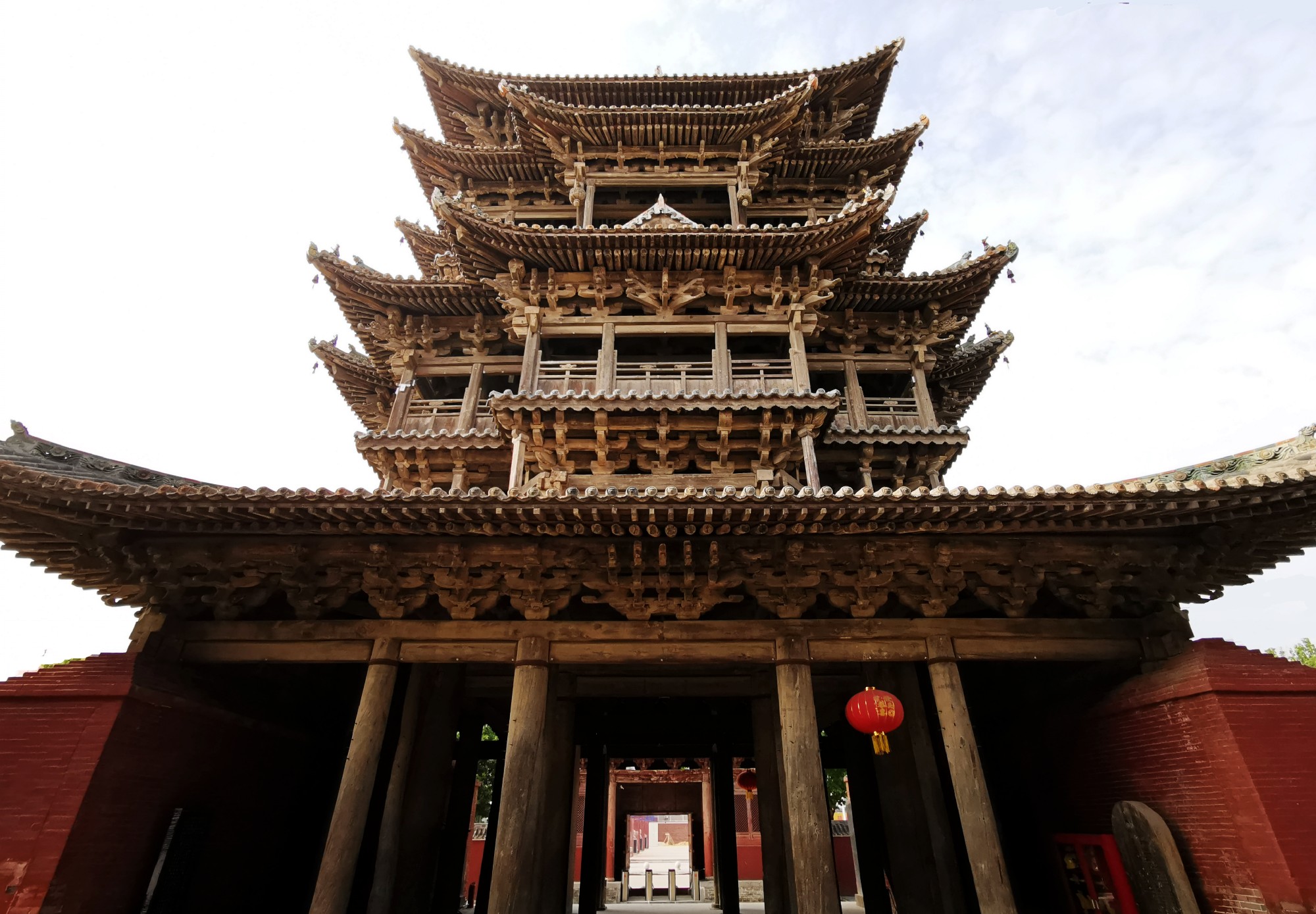Wanrong has a Feiyun Tower half inserted in the cloud - iNEWS