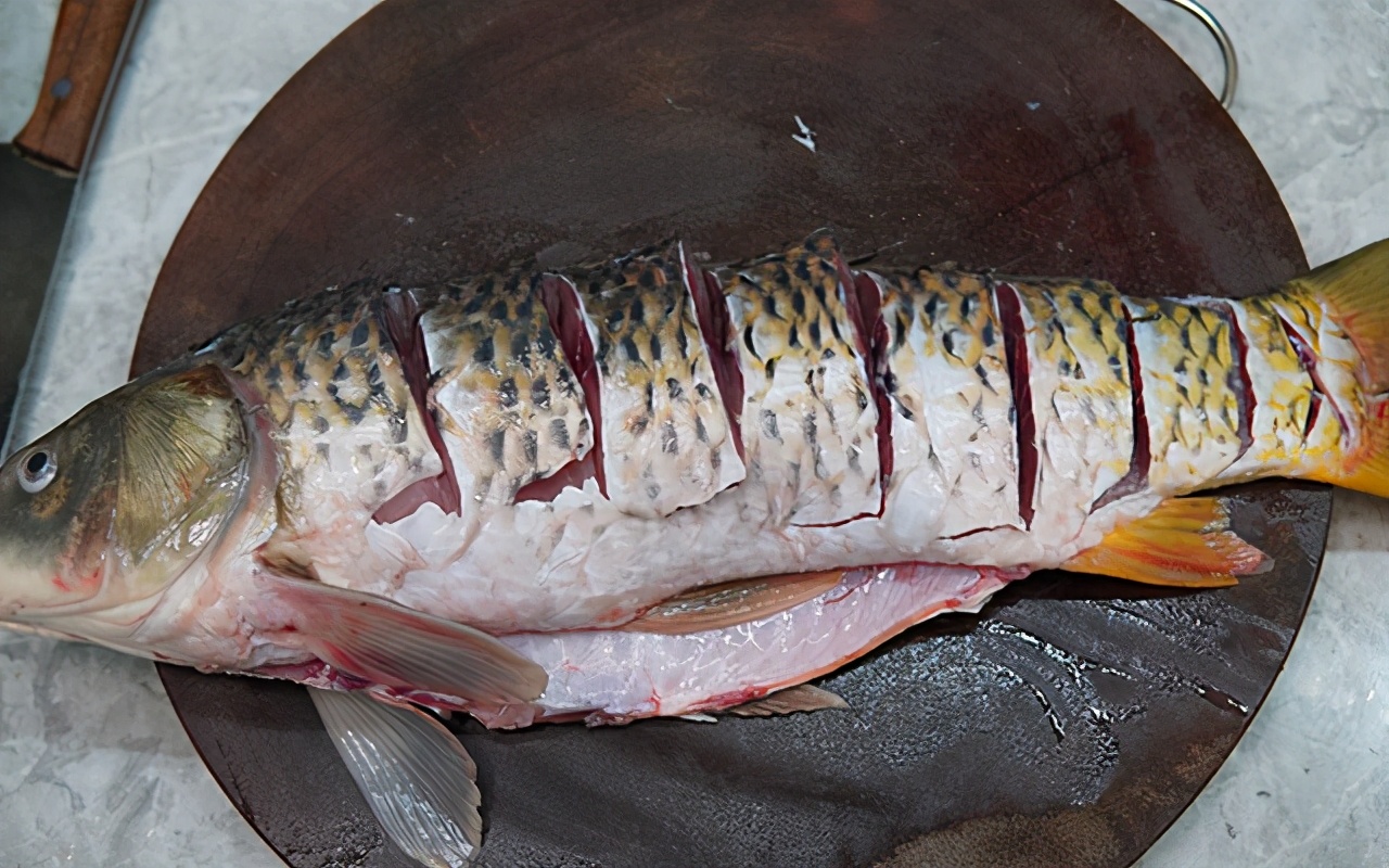 The chef explains in detail the "sweet and sour carp", so you can learn ...