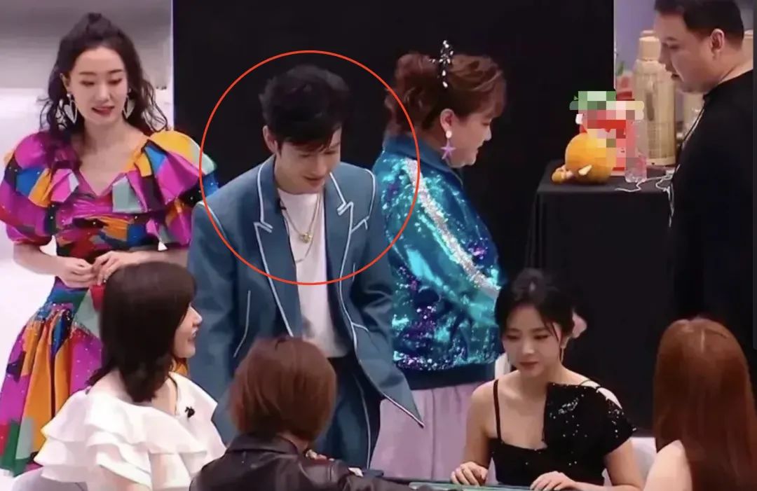 Huang Xiaoming, Chen Weiting, Qin Lan, three people in the same frame, the baby is lazy about ...