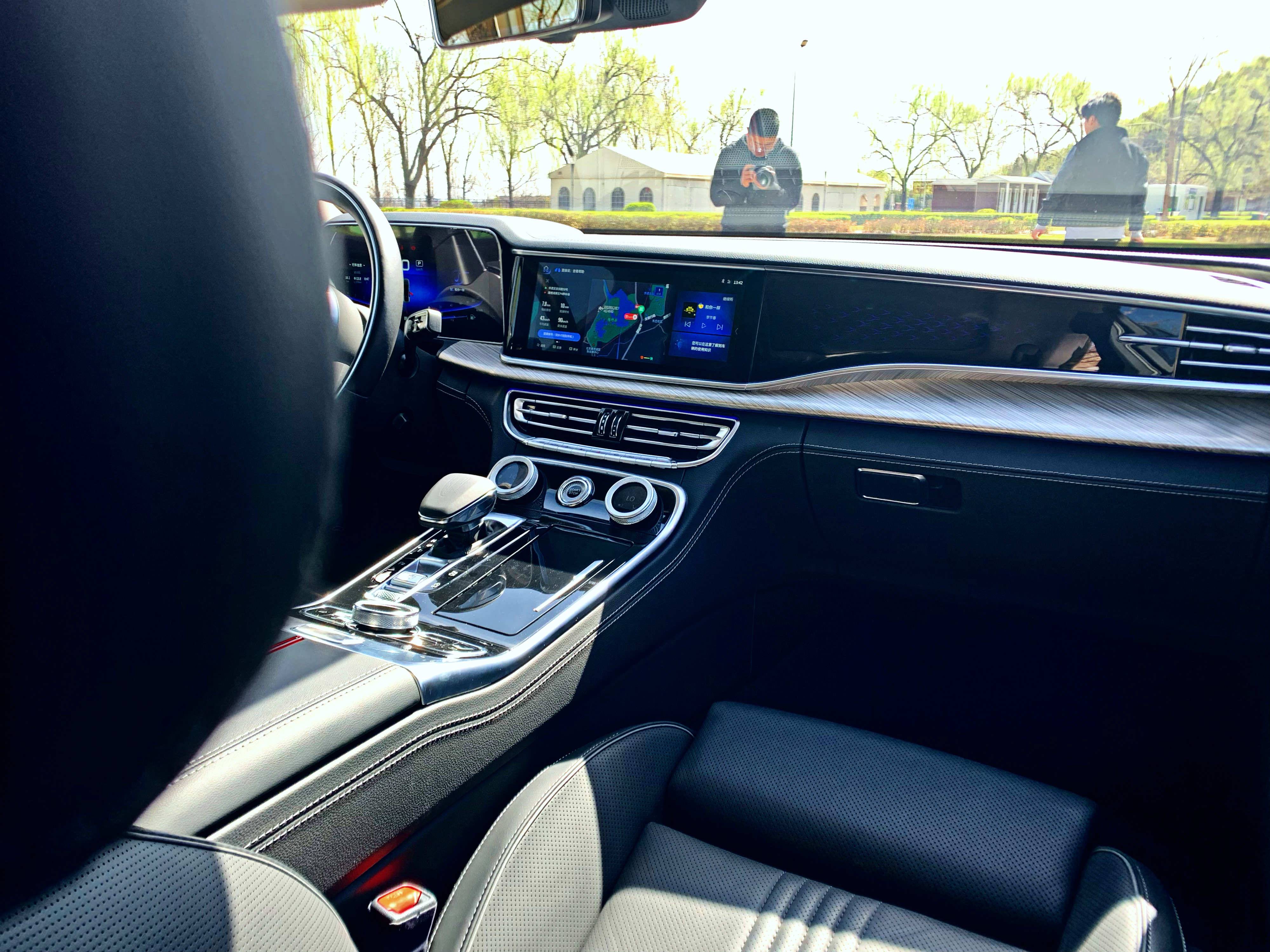 Experience the Hongqi H9 3.0T V6 version with a large displacement that is rare in its class - iNEWS