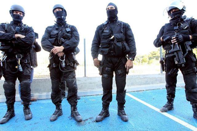French special police force main battle weapon with German G36C assault ...