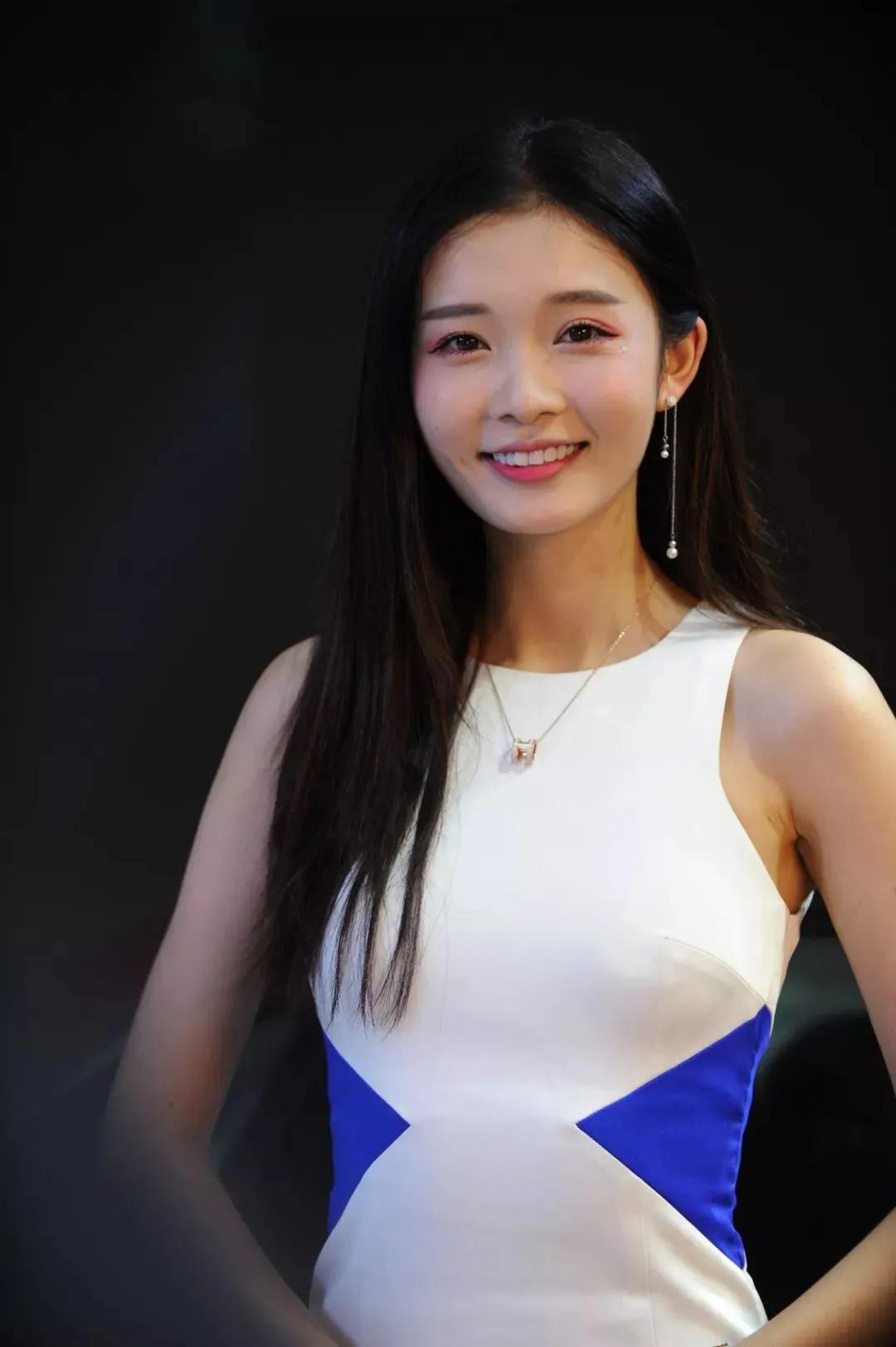 The famous car model Li Liangliang, it is said that her appearance fee ...