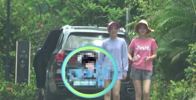 Angelababy was photographed smoking with a friend, her posture was ...