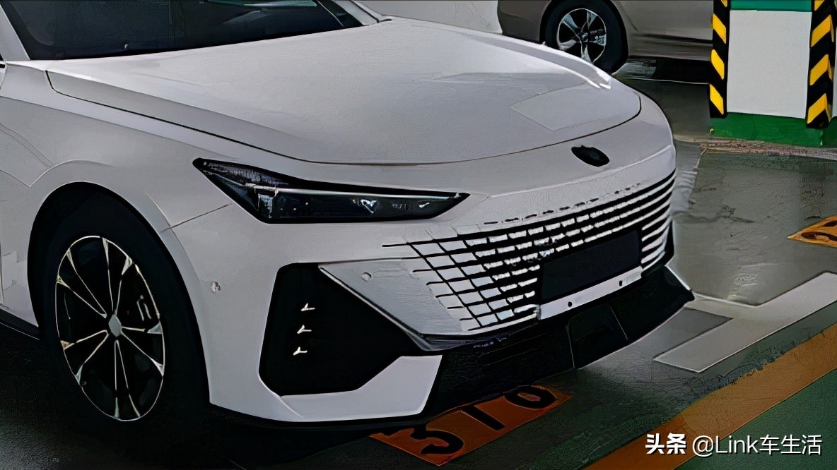 Changan UNI-V real car, the new car has a good appearance, avant-garde ...