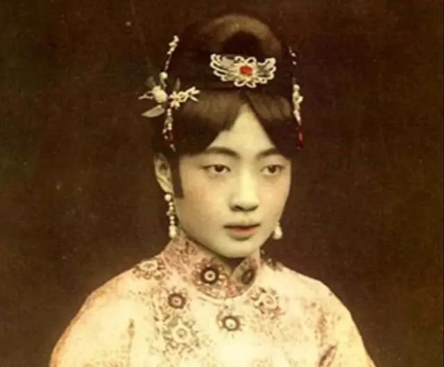 Wan Rong, the last queen, had a rough life, and her only child was ...