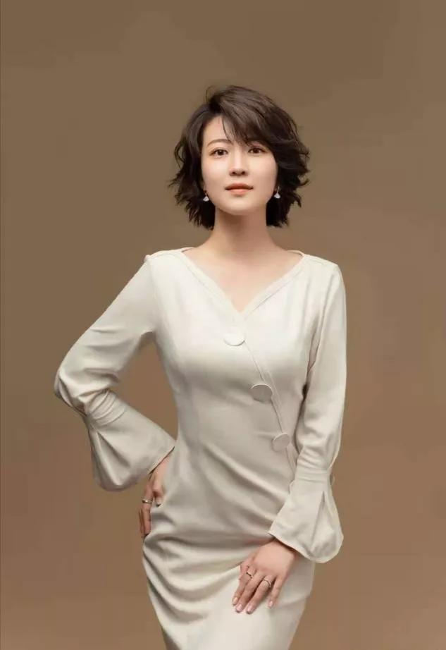 How beautiful is the anchor Cui Shuang - iNEWS