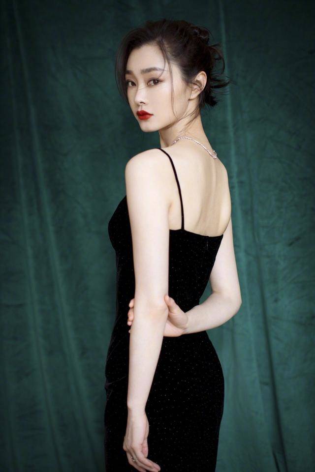 Song Yi, 32 years old, has a fresh and handsome figure. This goddess is ...