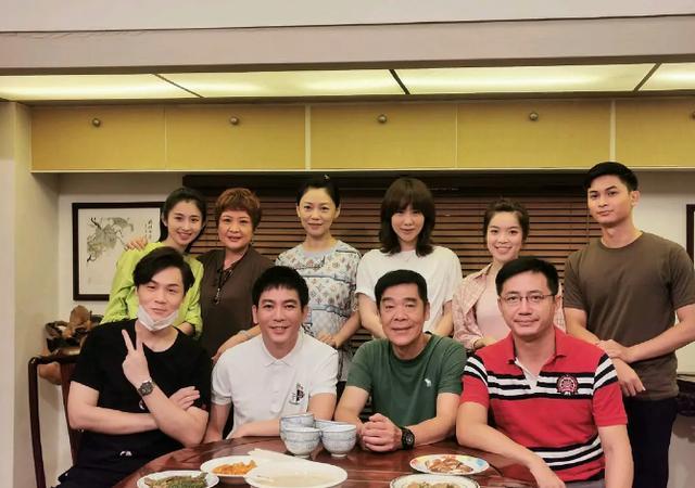 The six original members of the Kang family who still perform in ...